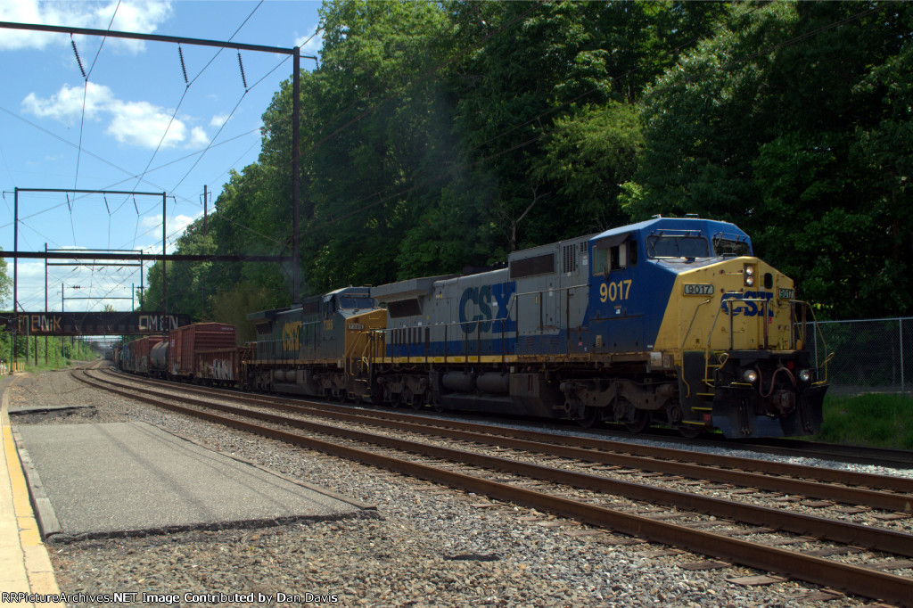 CSX C40-9W 9017 leads Q301-31